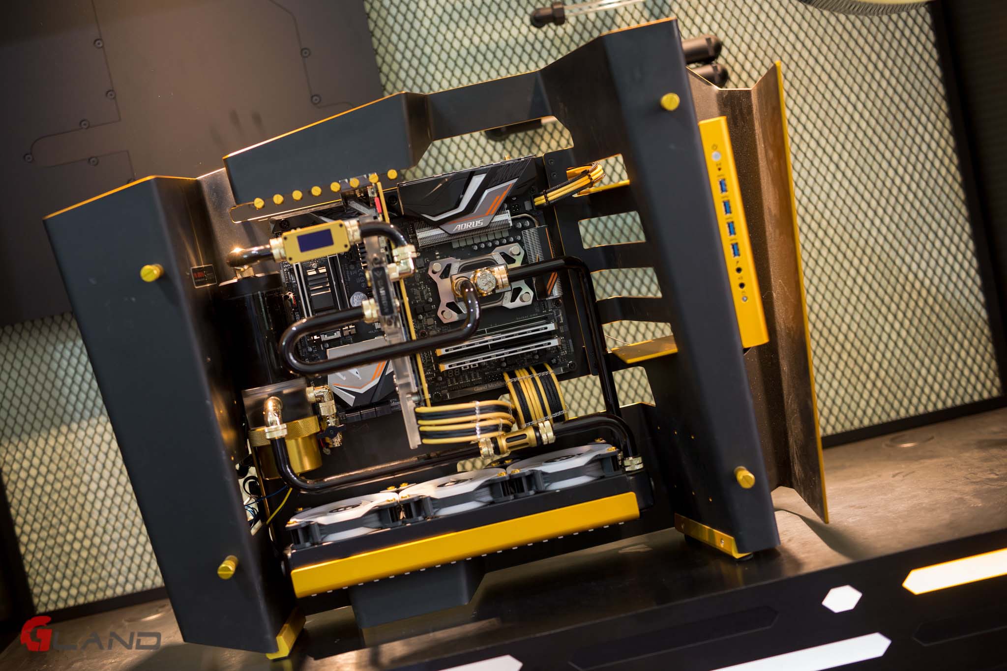 [Case modding] Inwin S-Frame Limited - Golden